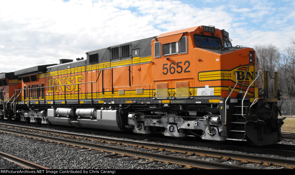BNSF 5652 on NS 506